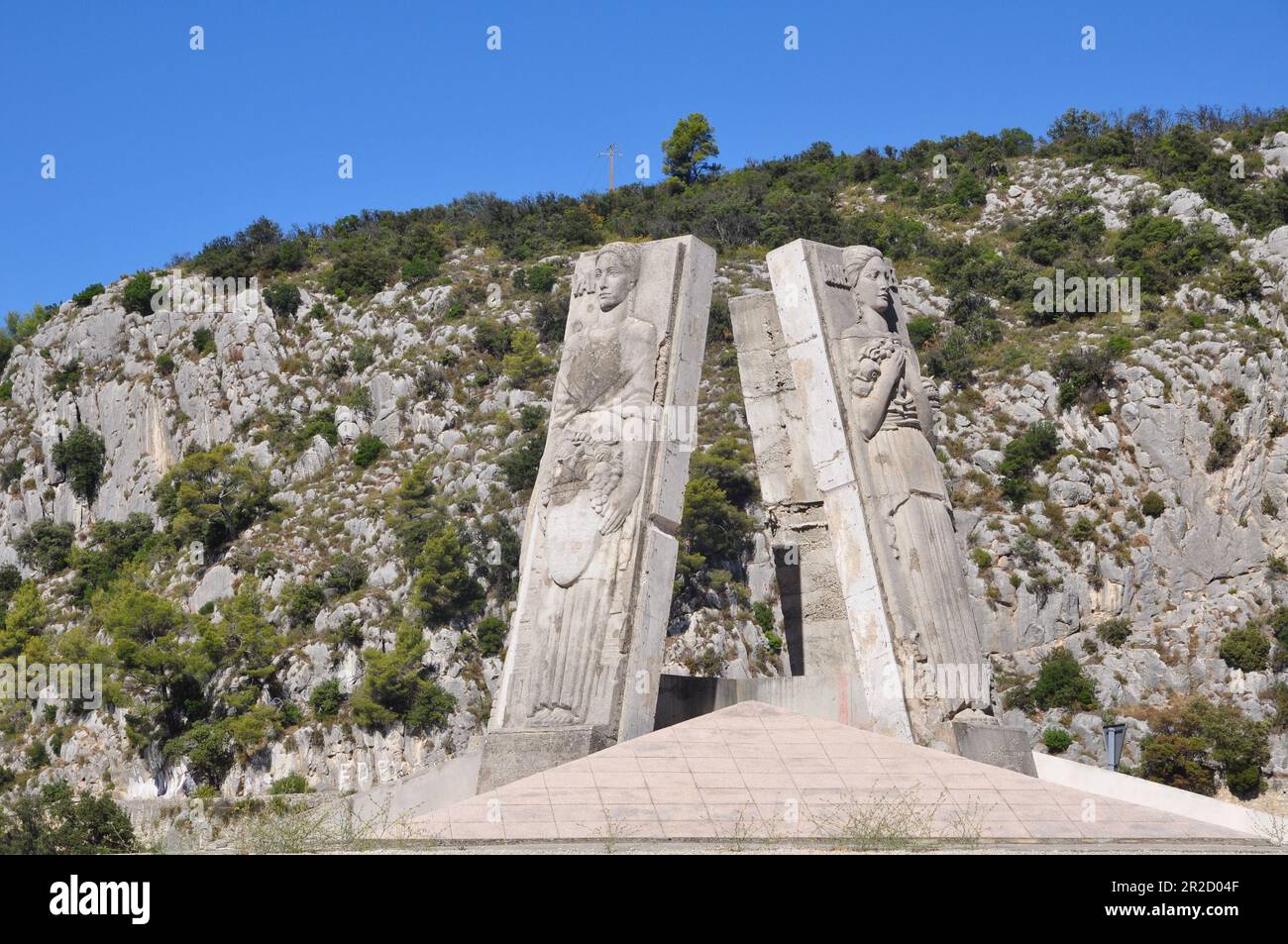 Mirabeau bridge monument over Durance river in Provence Stock Photo - Alamy