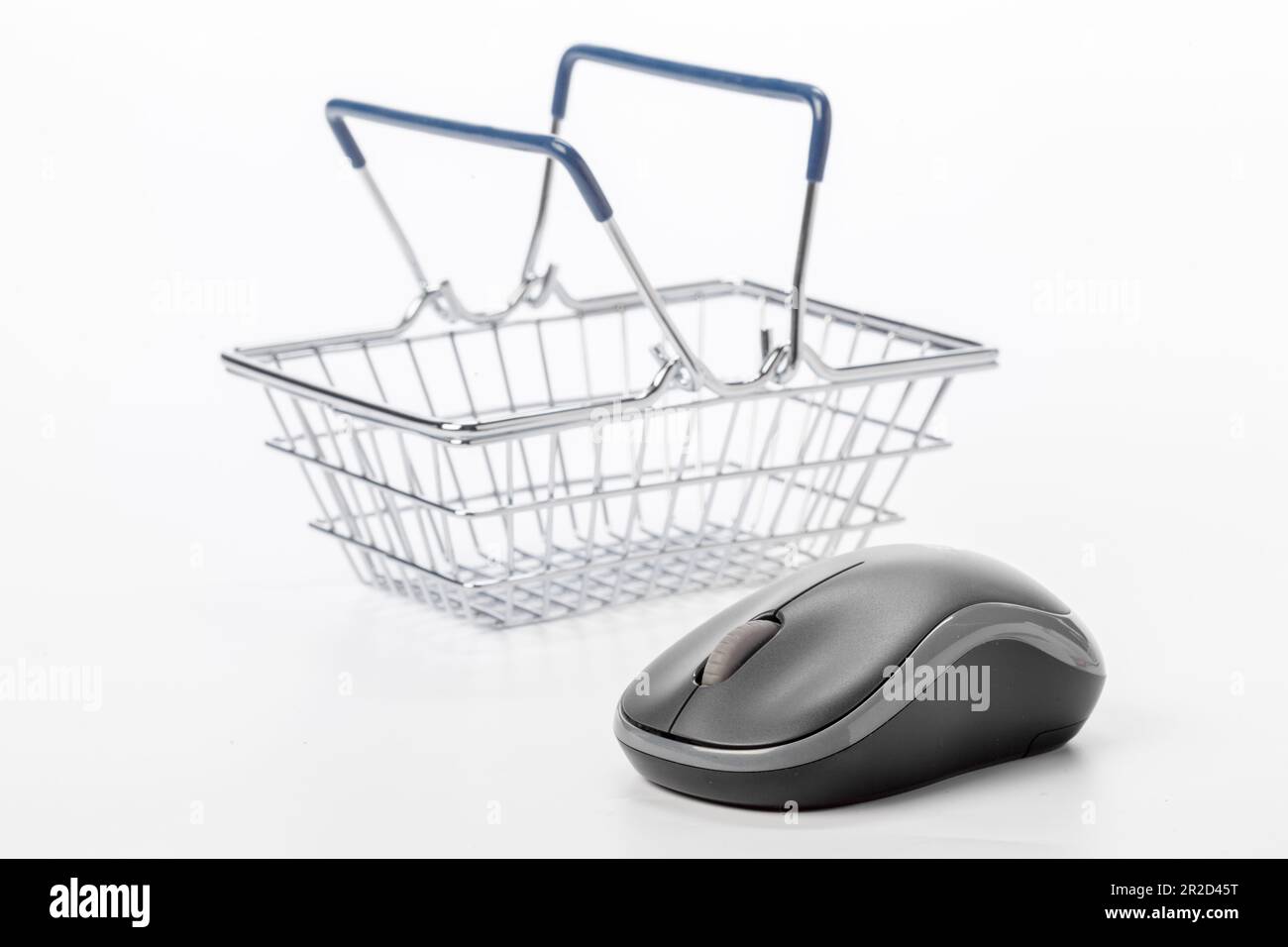 Computer mouse and shopping basket Stock Photo - Alamy
