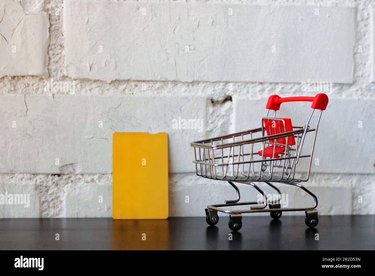 Empty shopping cart hi-res stock photography and images - Alamy
