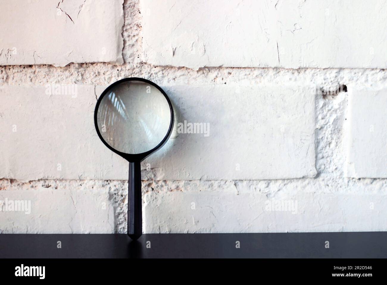 Black and white magnifying glass hi-res stock photography and images ...