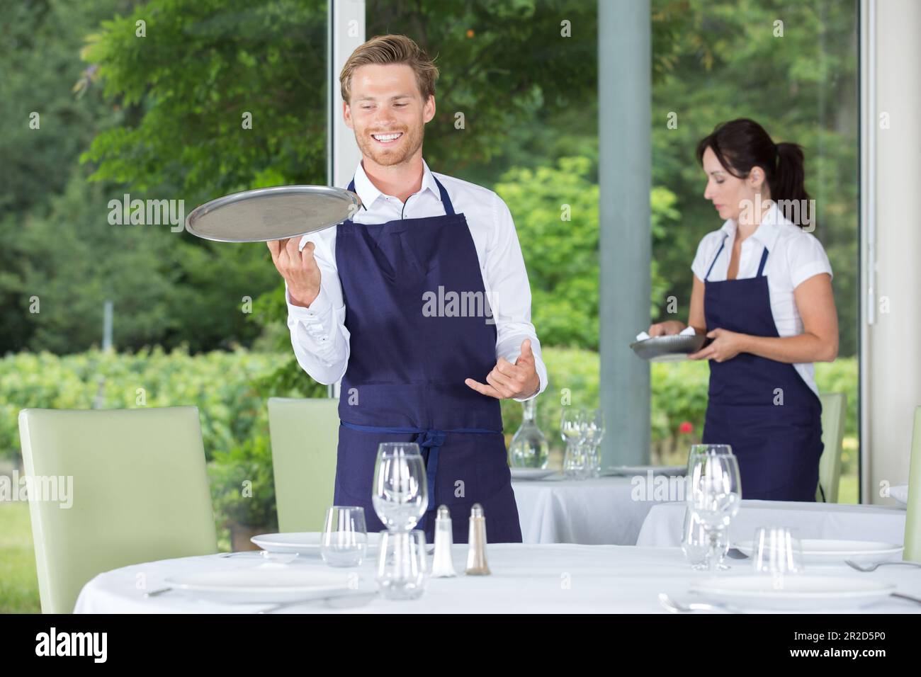 waiter setting up a table Stock Photo - Alamy
