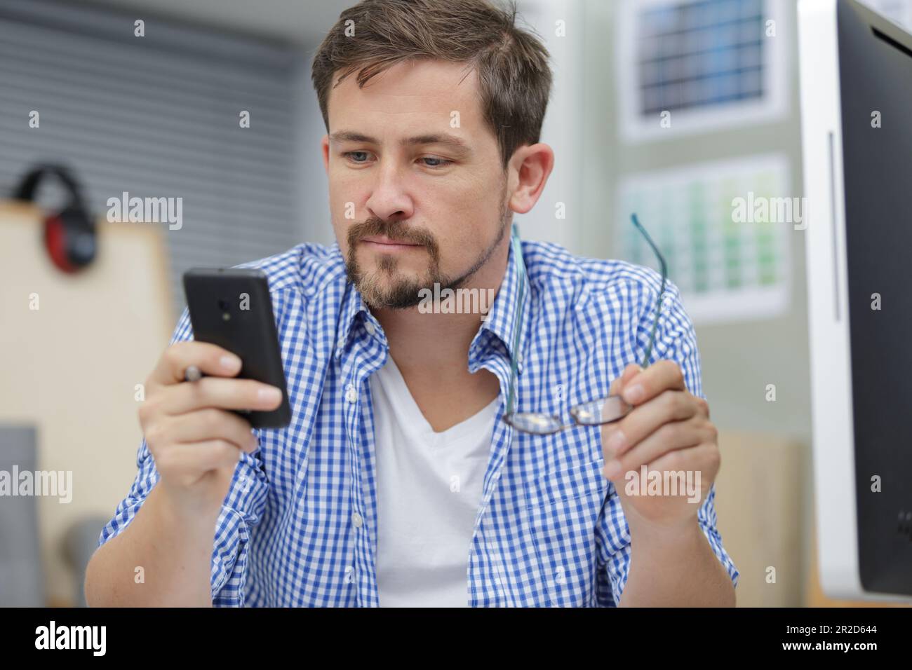 Man with tab at work hi-res stock photography and images - Alamy