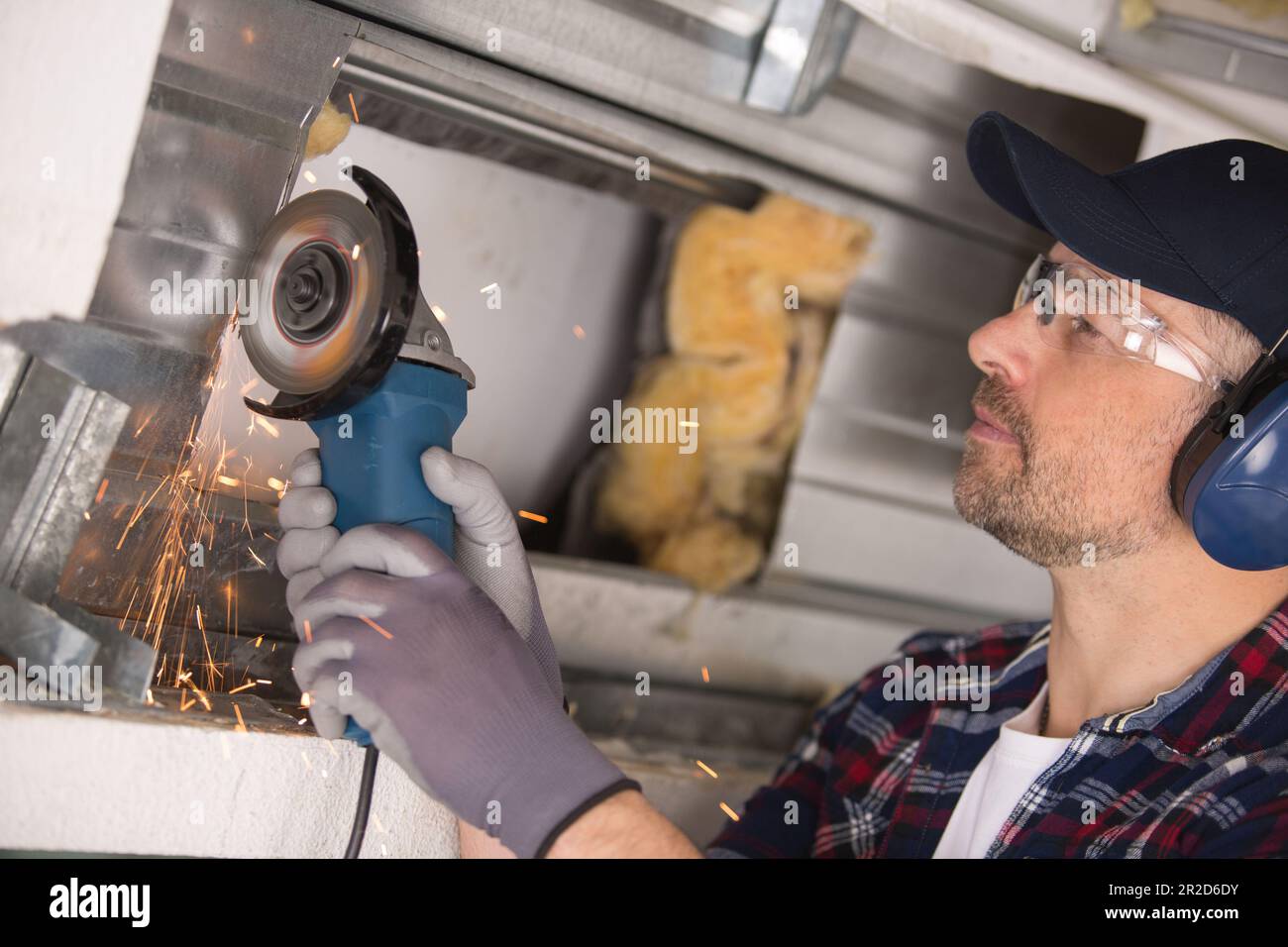builder using angle grinder and making sparks Stock Photo - Alamy