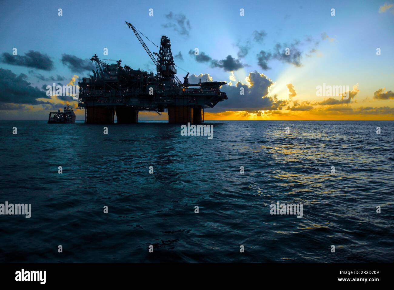 Deepwater oil platform in the Gulf of Mexico Stock Photo - Alamy