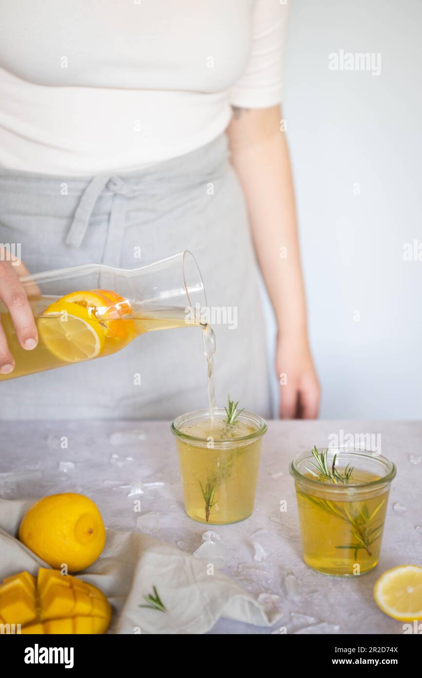 Someone pouring a glass of iced tea Stock Photo - Alamy