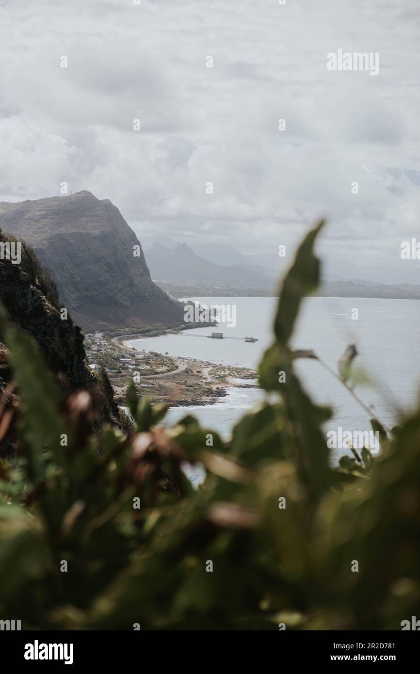 Lookout point on Makapu'u Lighthouse trail hike viewing the wind Stock ...