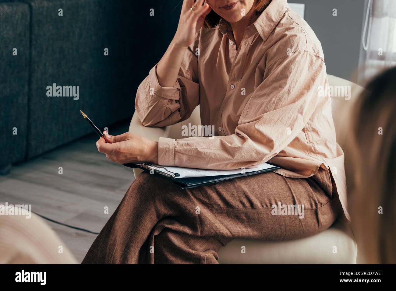 Professional psychologist conducting a consultation Stock Photo - Alamy