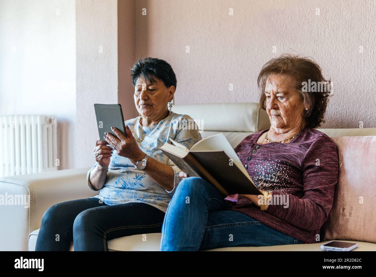 Compare and contrast hi-res stock photography and images - Alamy