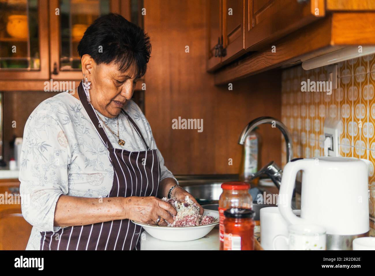 Hispanic mother cooking in kitchen hi-res stock photography and images ...