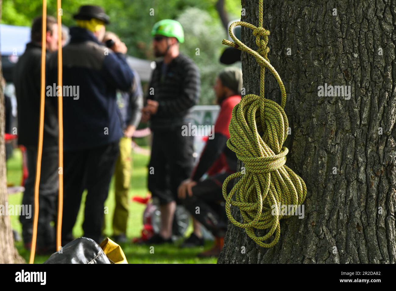 19 May 2023, Saxony-Anhalt, Schönebeck: A climbing rope hangs from a ...