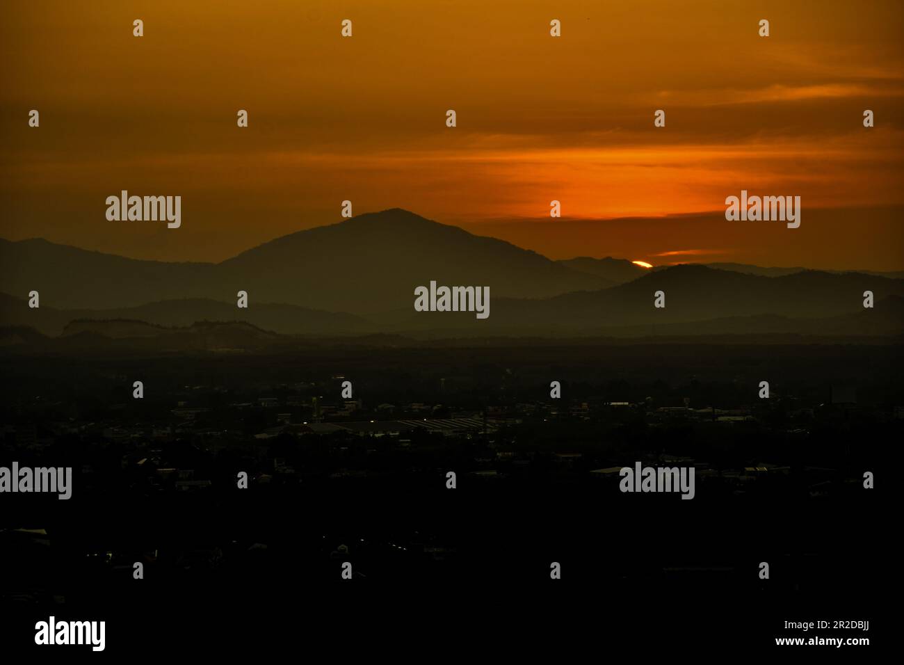 Night natural scene, Good night The golden light from the setting sun ...