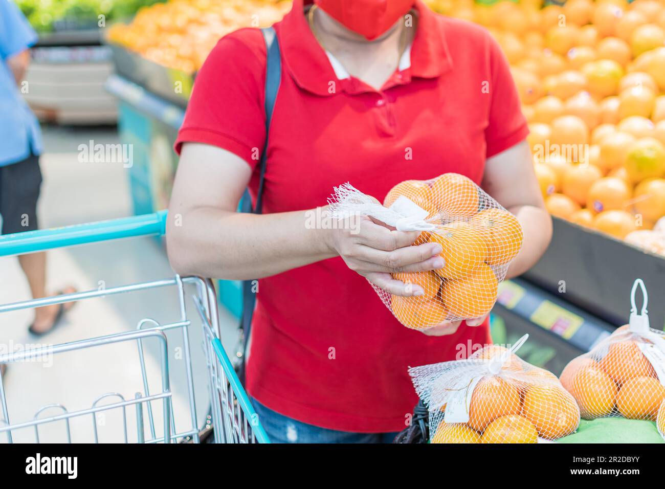 Chinese women wear a mask And buy oranges to pay respect to ancestors ...