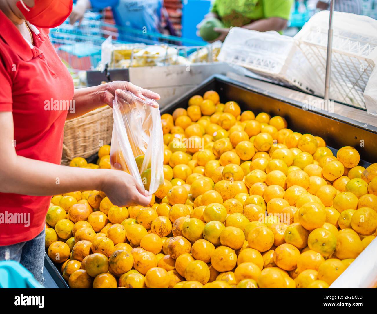 Chinese women wear a mask And buy oranges to pay respect to ancestors ...