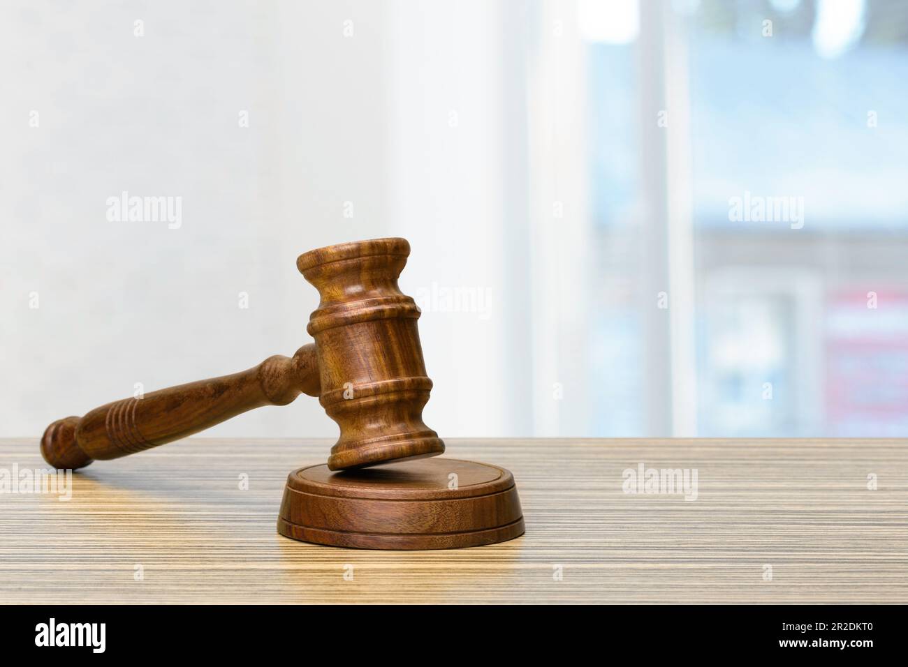 Hand judge gavel board hi-res stock photography and images - Alamy