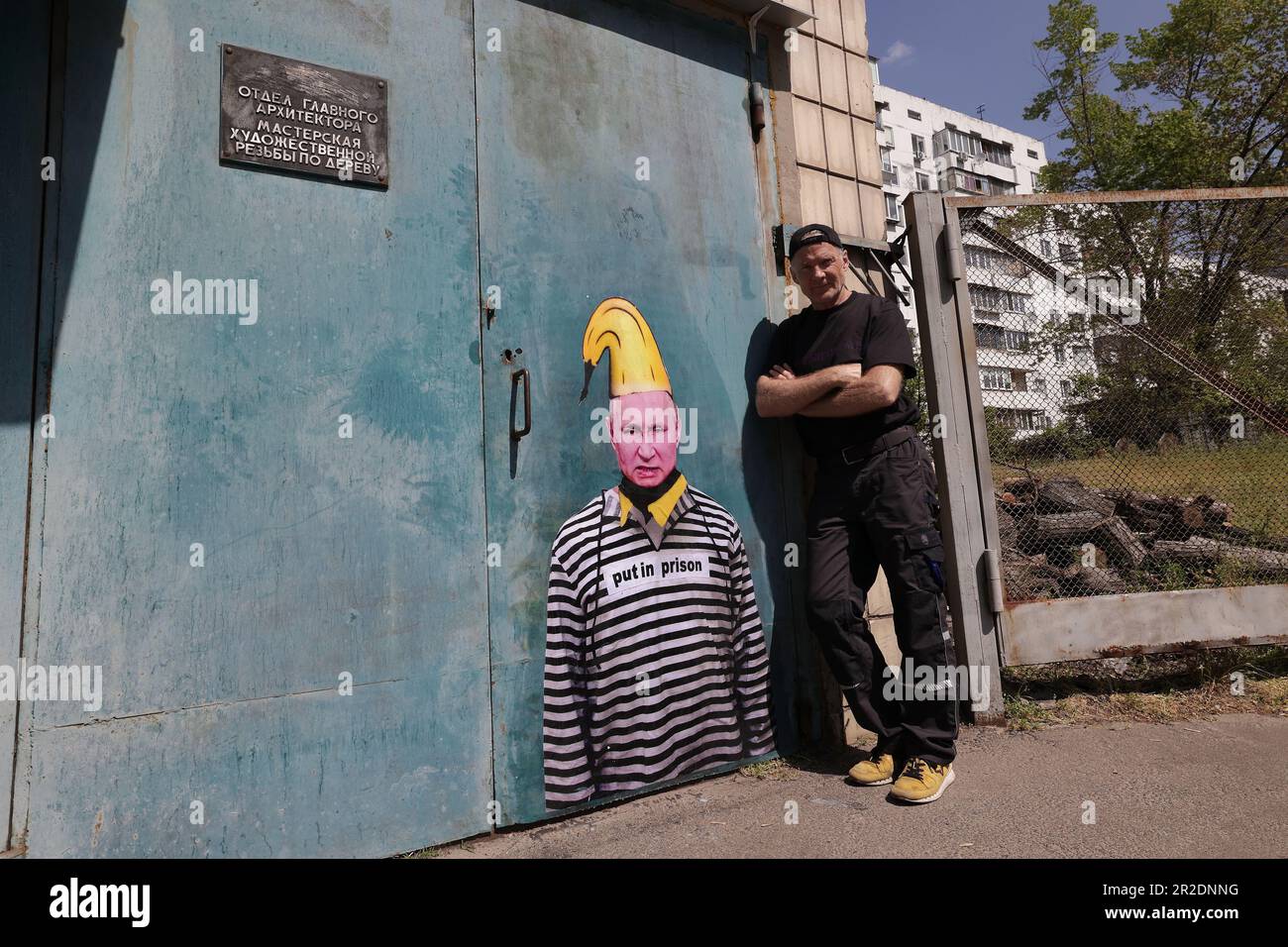 Kiew, Ukraine. 18th May, 2023. The Cologne artist and banana sprayer ...