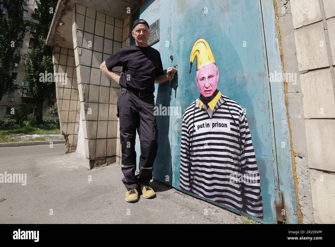 Kiew, Ukraine. 18th May, 2023. The Cologne artist and banana sprayer ...