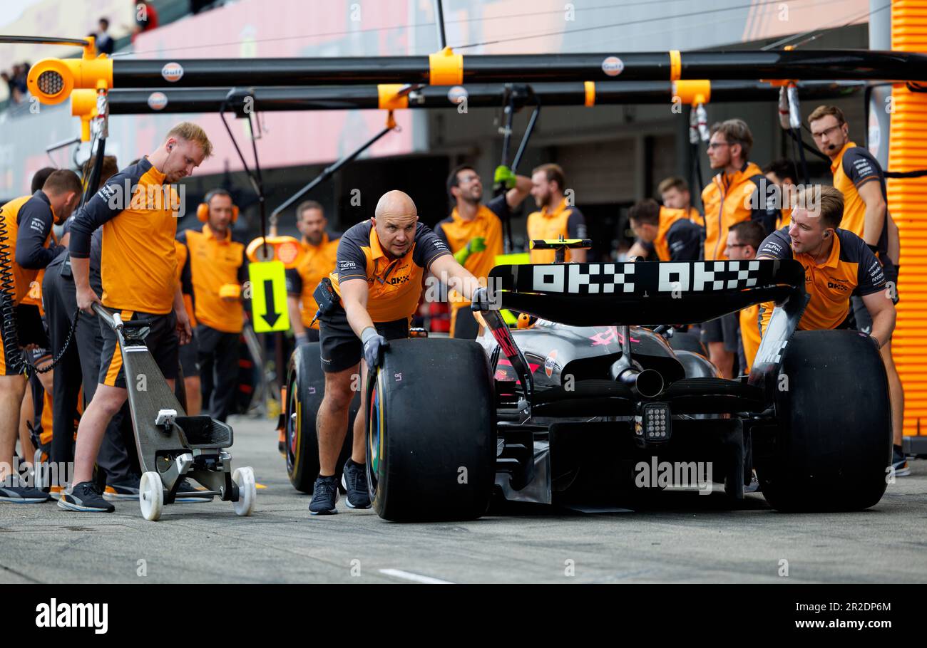 SUZUKA, JAPAN, Suzuka Circuit, 9. October: Team McLaren perform pitstop ...