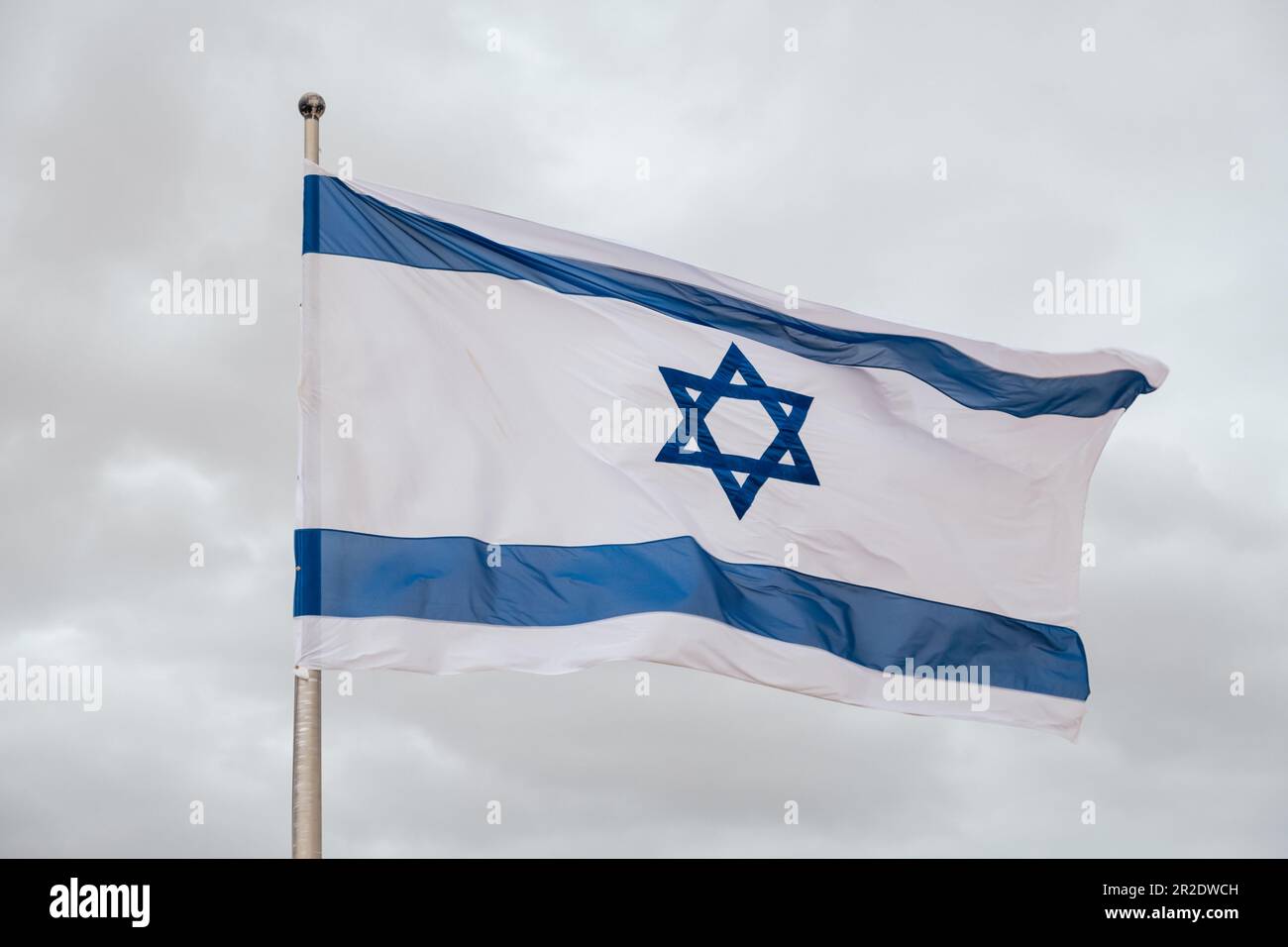 Israeli Flag. Cloudy day Stock Photo - Alamy