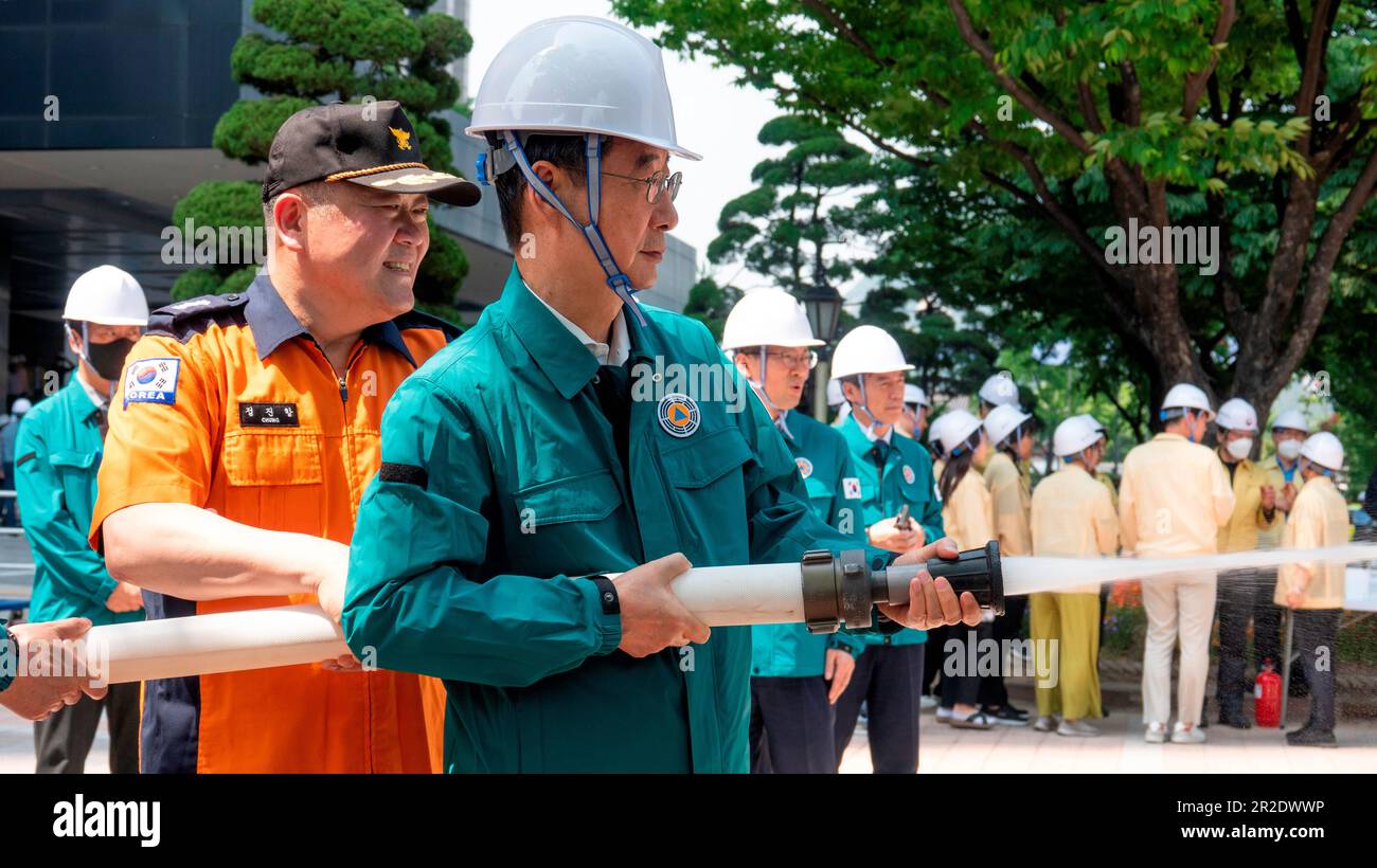 Han Duck-Soo, May 16, 2023 : South Korean Prime Minister Han Duck-Soo ...