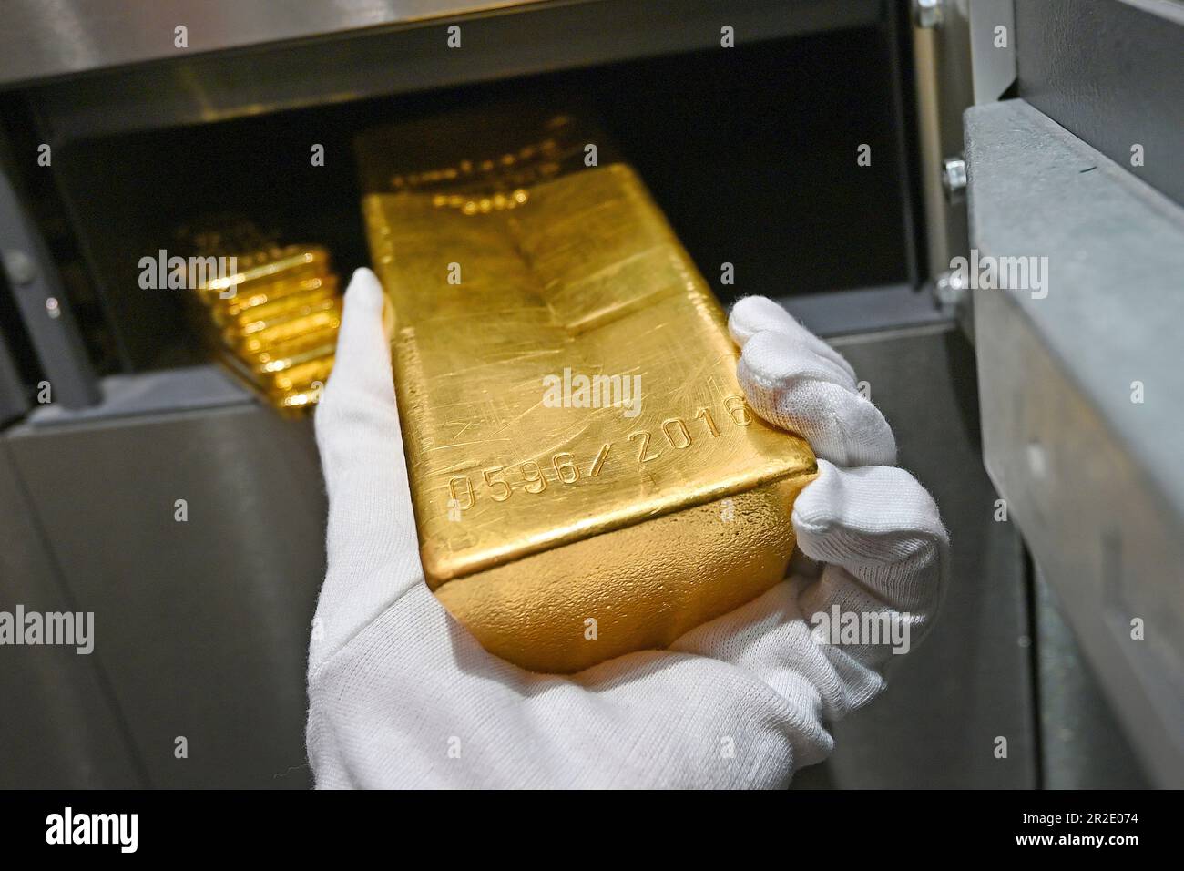 12 5 kg gold bar hi-res stock photography and images - Alamy