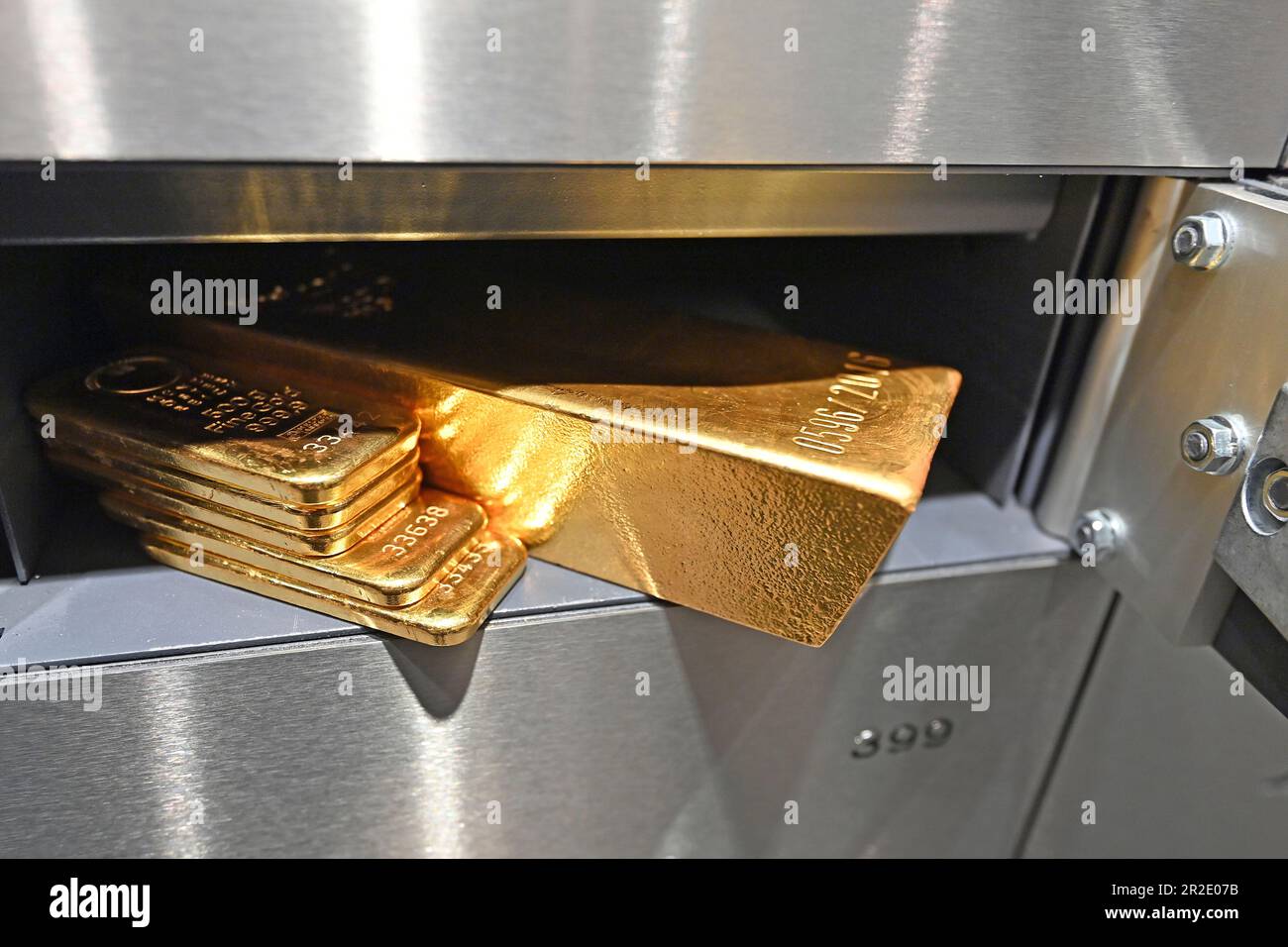 Gold bars a box hi-res stock photography and images - Alamy