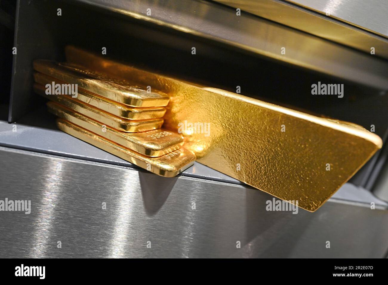 Gold bars a box hi-res stock photography and images - Alamy