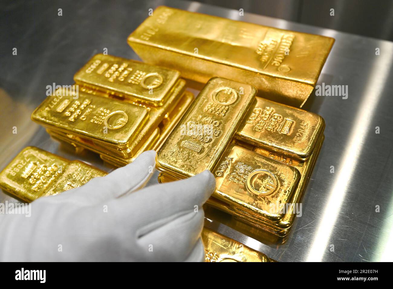 000 gold bars hi-res stock photography and images - Alamy