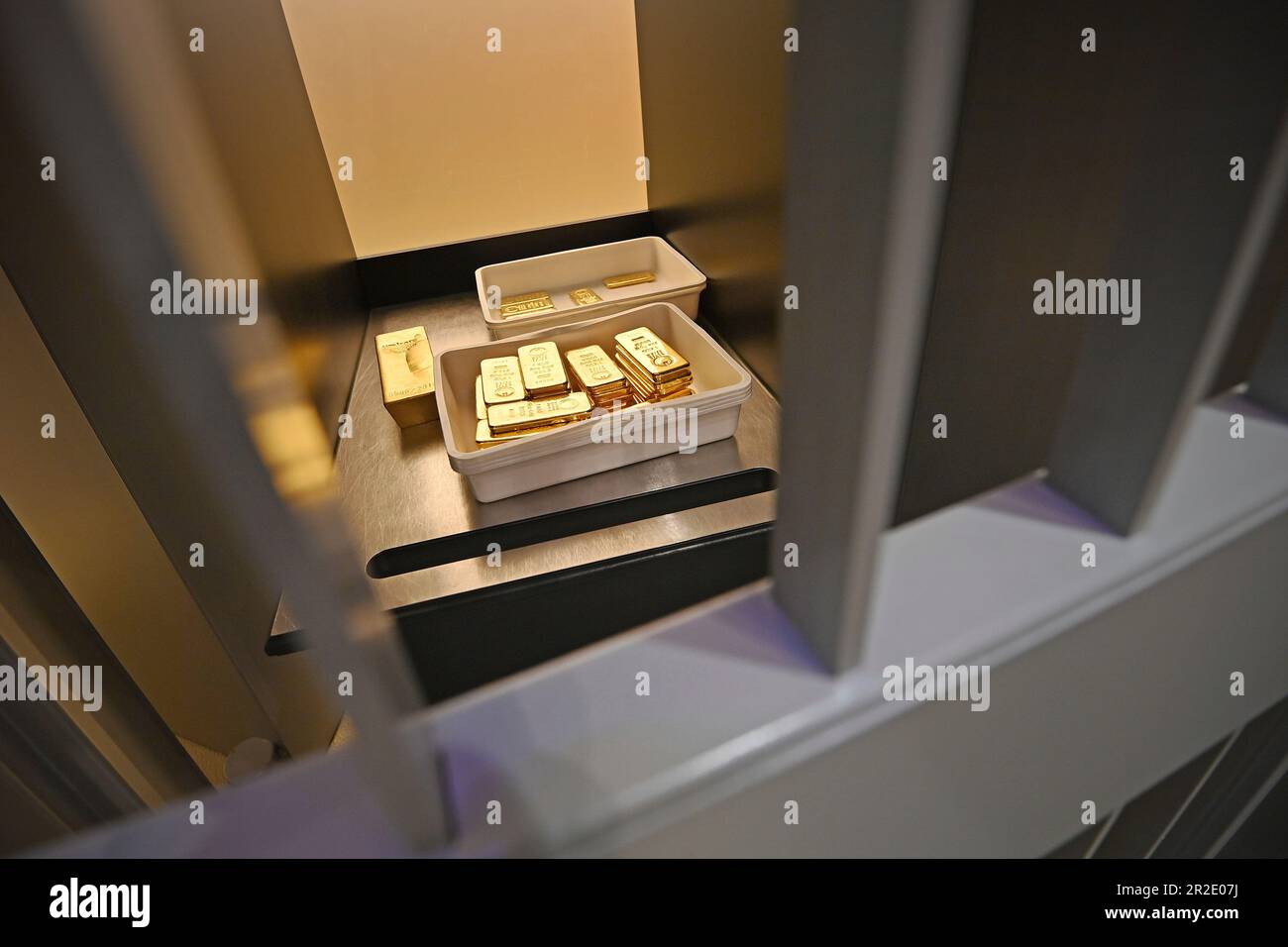 000 gold bars hi-res stock photography and images - Alamy