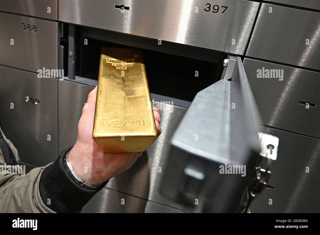 12 5 kg gold bar hi-res stock photography and images - Alamy