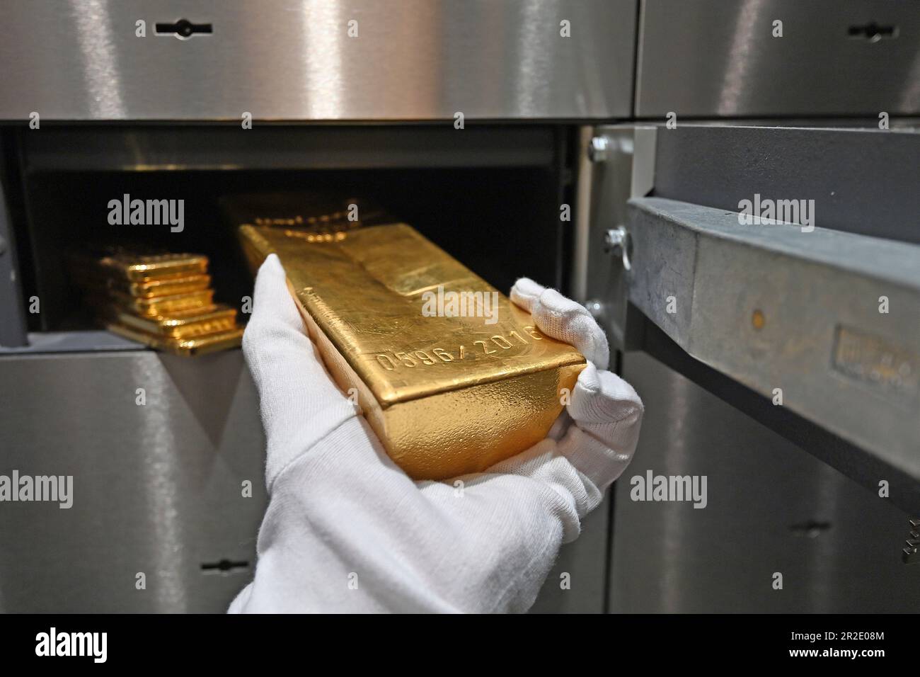 Gold bars a box hi-res stock photography and images - Alamy