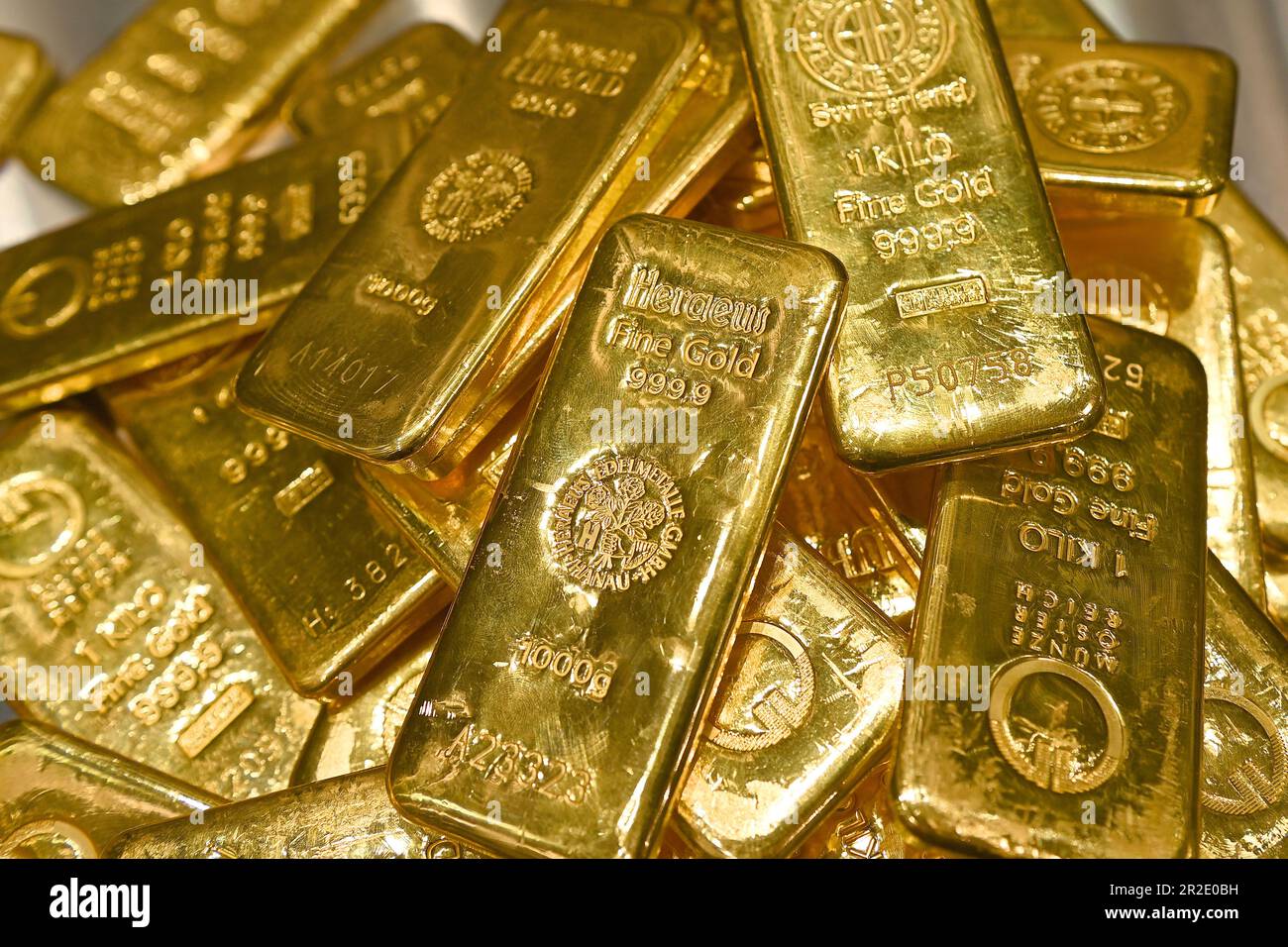 000 gold bars hi-res stock photography and images - Alamy