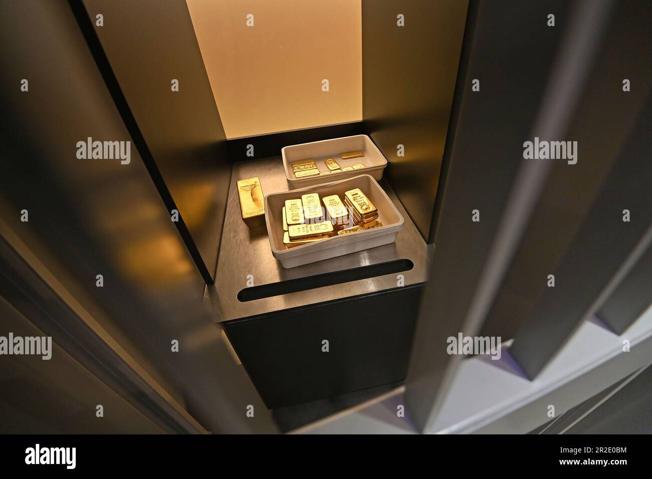 000 gold bars hi-res stock photography and images - Alamy