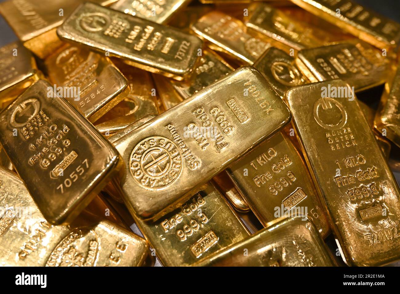 000 gold bars hi-res stock photography and images - Alamy