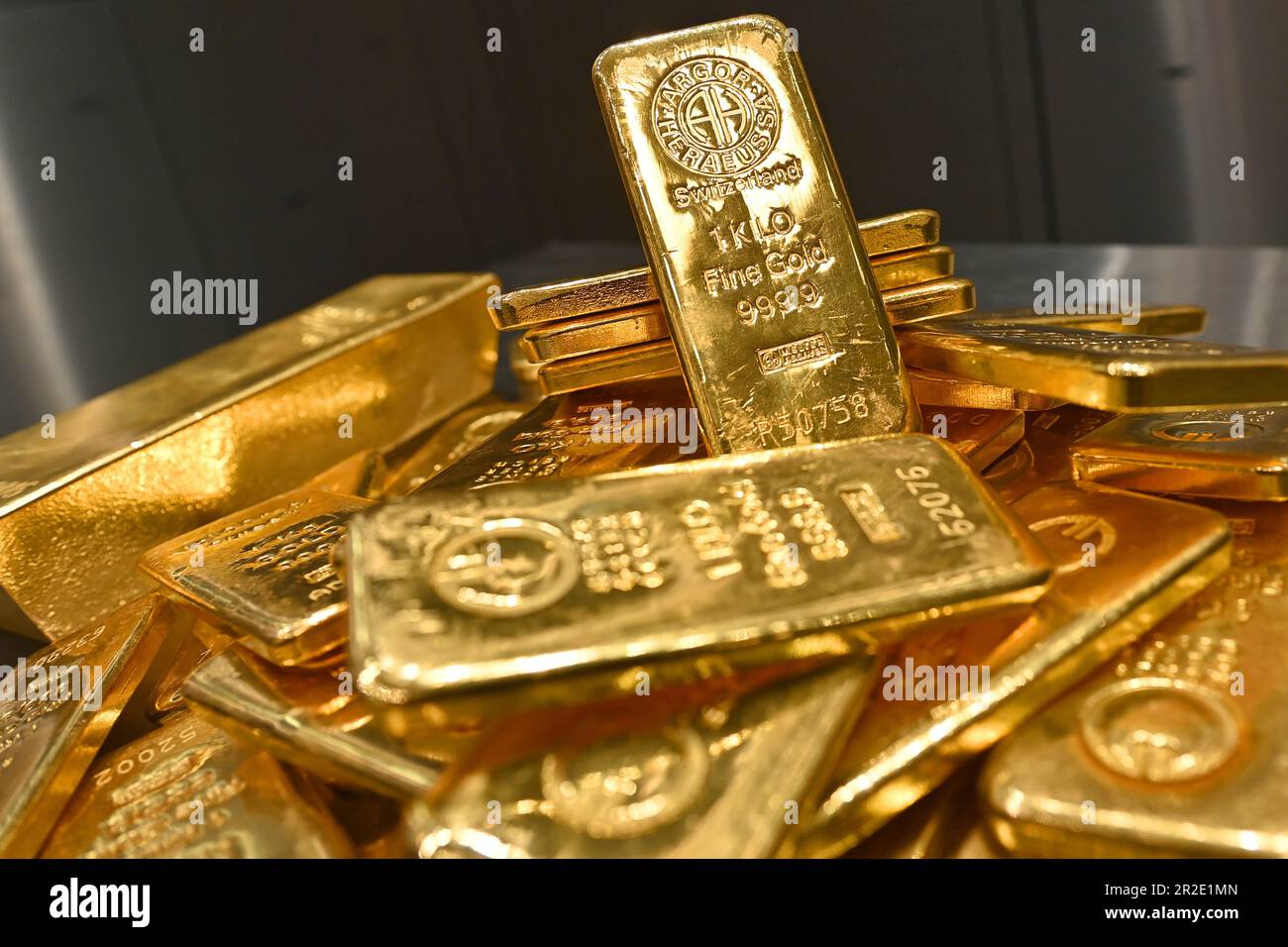 Munich, Deutschland. 19th May, 2023. 1kg kg gold bars worth approx ...