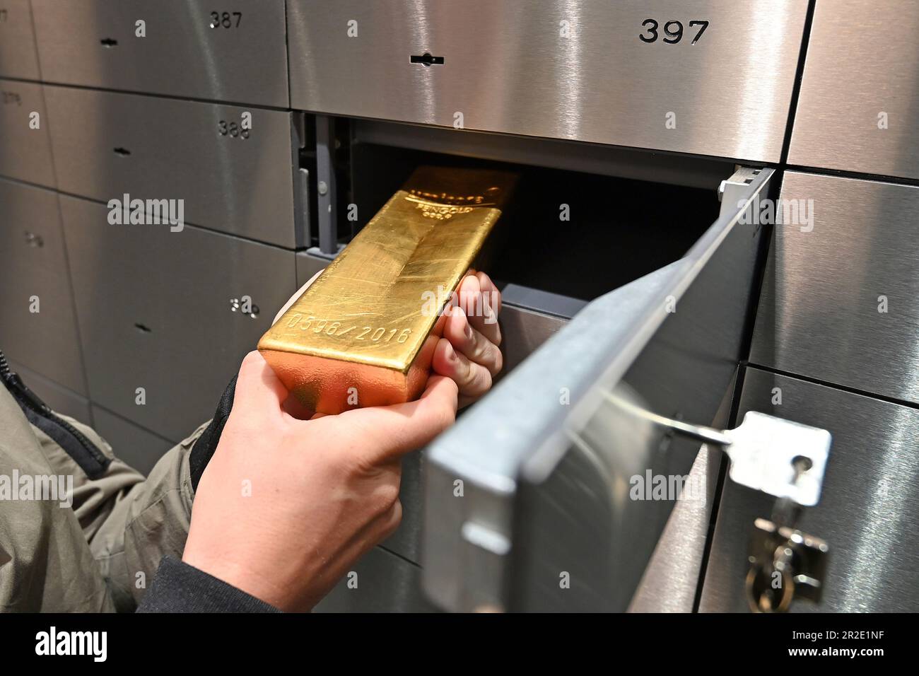 12 5 kg gold bar hi-res stock photography and images - Alamy