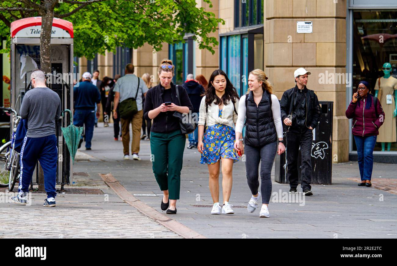 Trendy people in dundee city centre hi-res stock photography and images ...