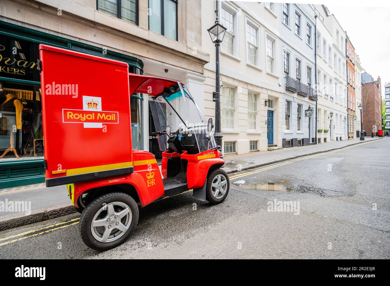 Electric delivery vehicle hi-res stock photography and images - Alamy