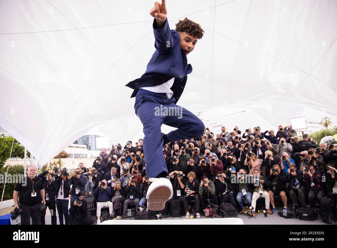 Ethann Isidore poses for photographers with his honorary Palme d'Or at ...