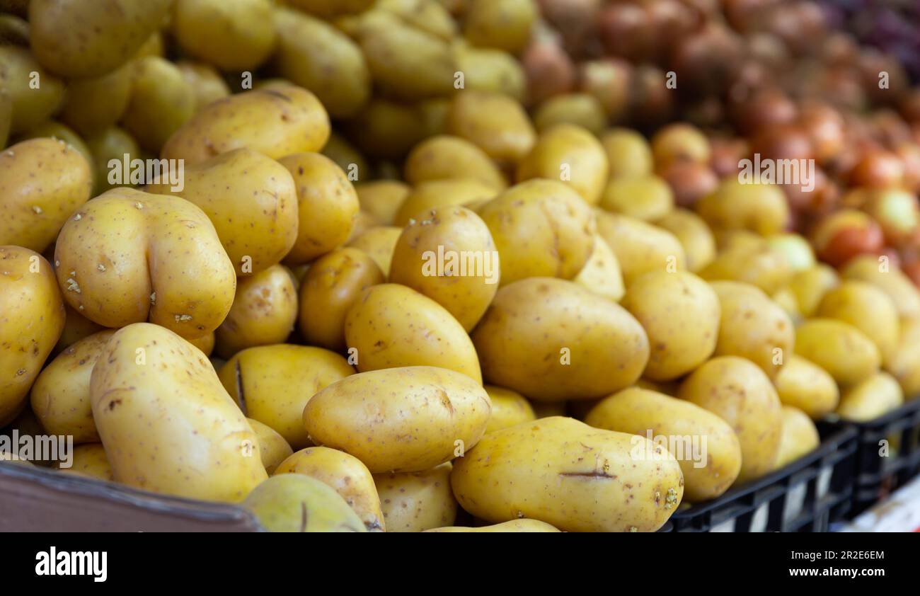 Fresh potatoes in crates on market stall Stock Photo - Alamy