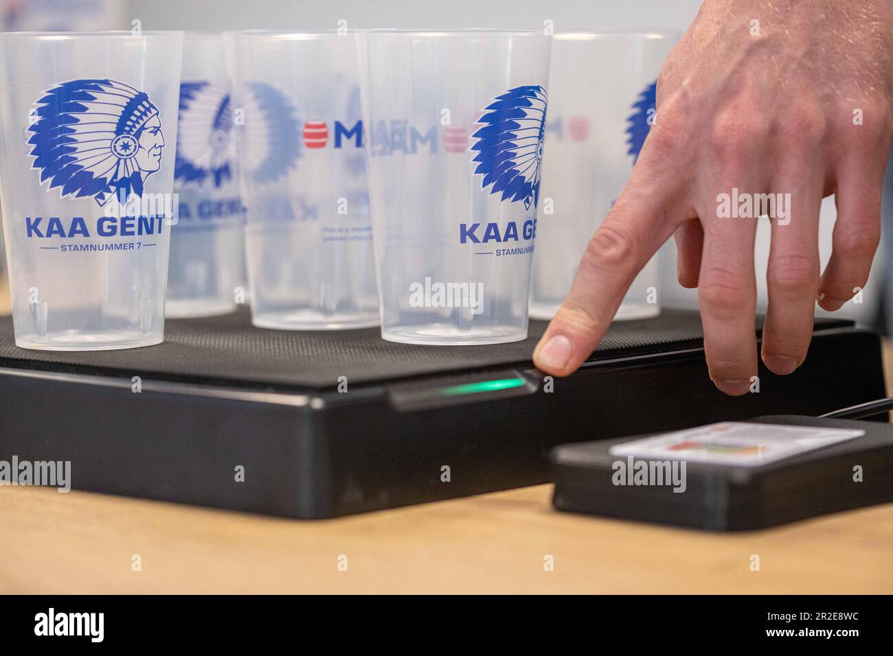 DEINZE - Smart cups and a subscription from a football club in the ...