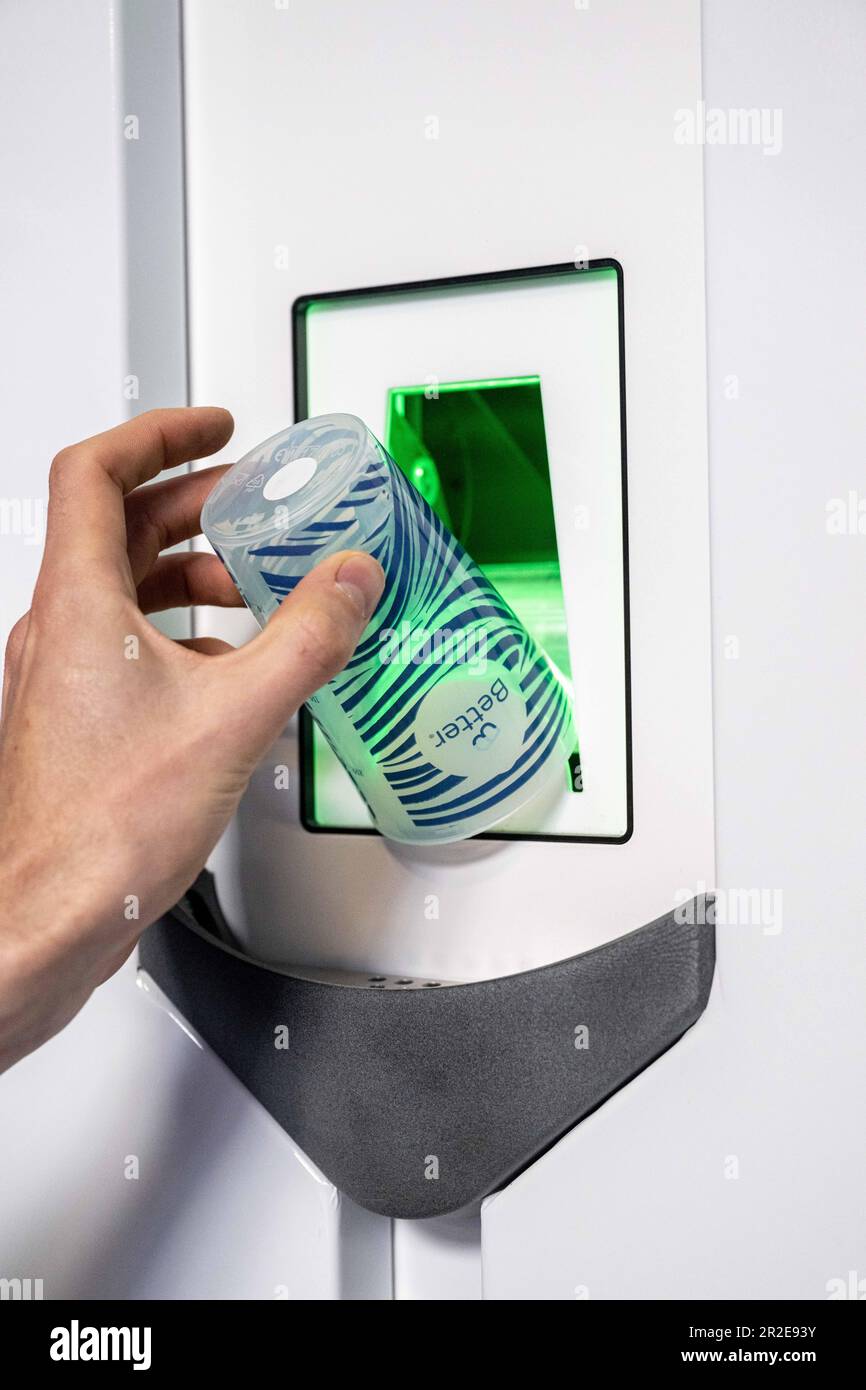 DEINZE - Smart cups are placed in an automatic return device as a demo ...