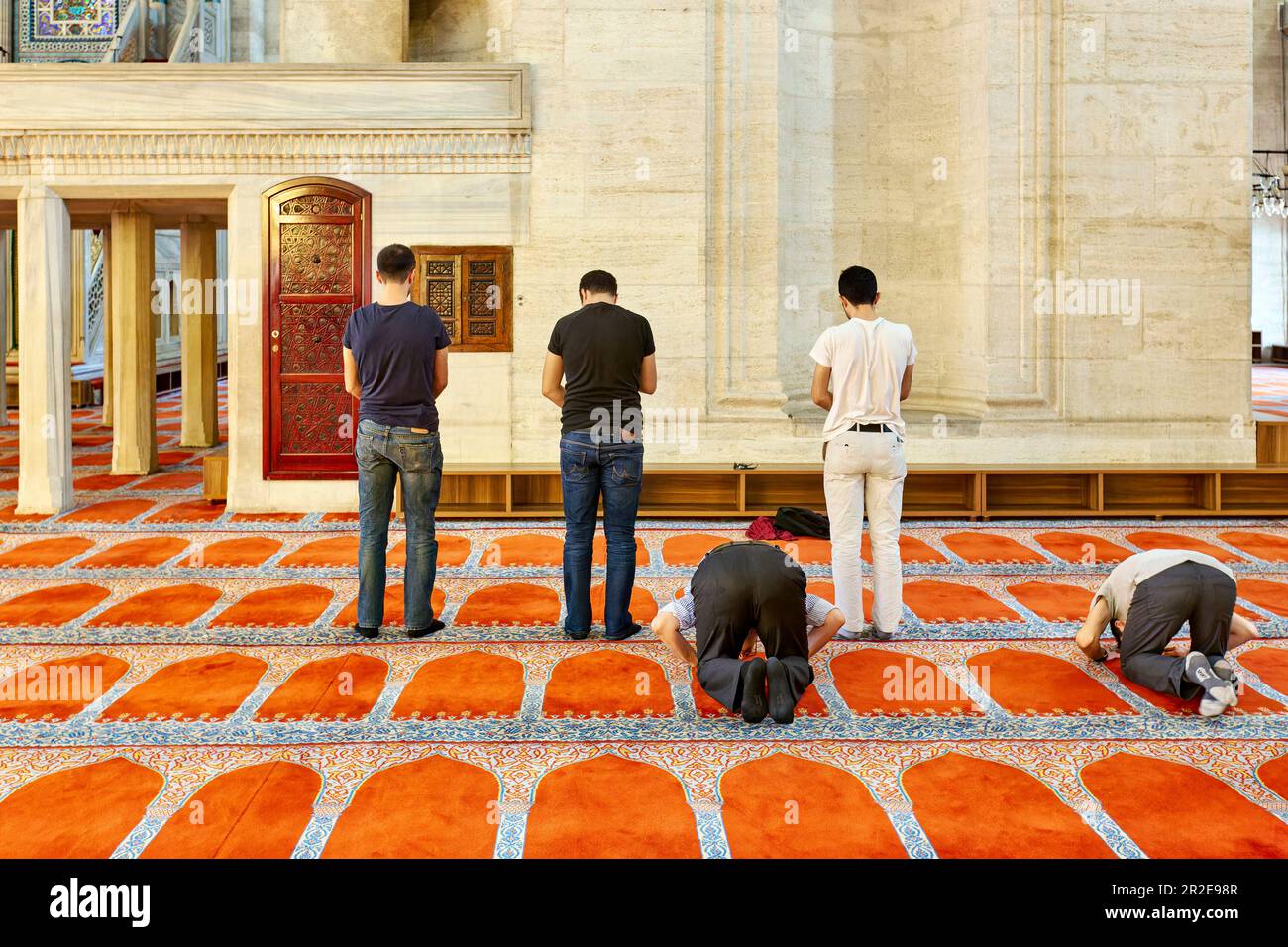 Istanbul Turkey. Süleymaniye Mosque. Believers praying Stock Photo - Alamy