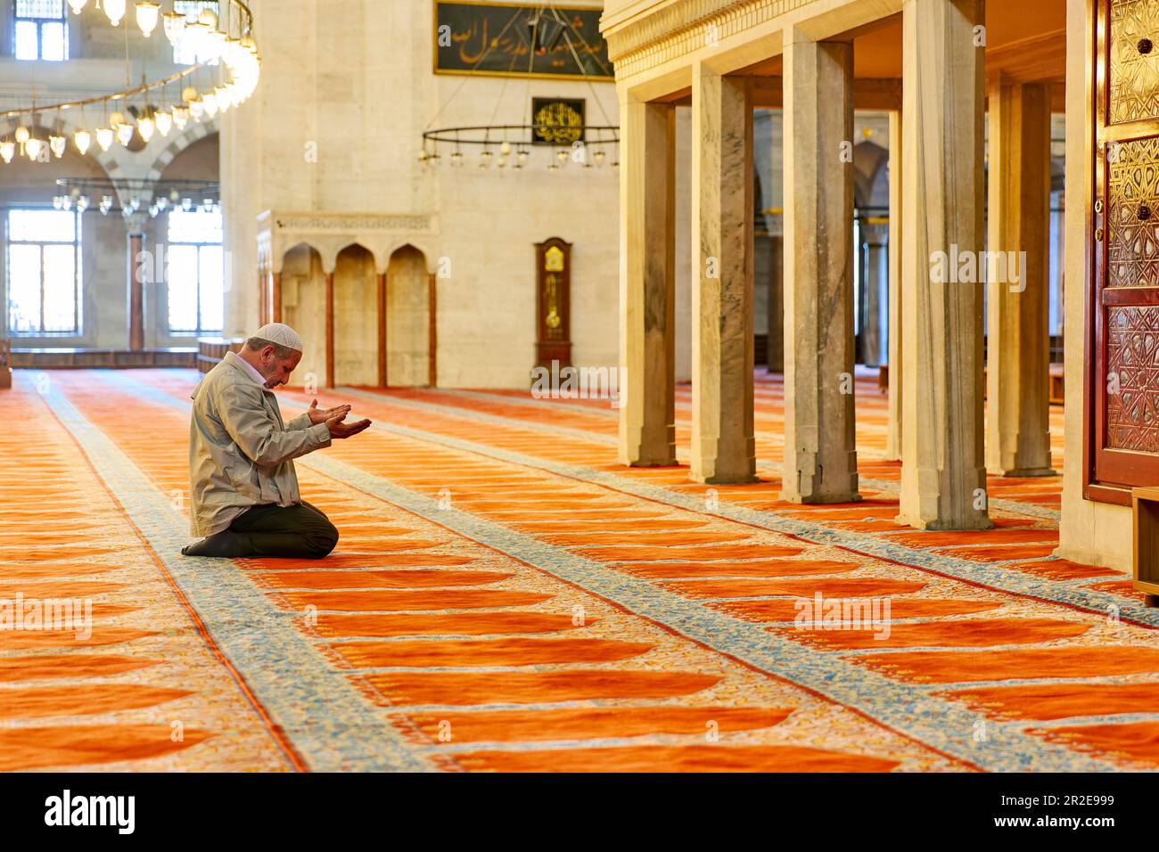 Istanbul Turkey. Süleymaniye Mosque. Believers praying Stock Photo - Alamy