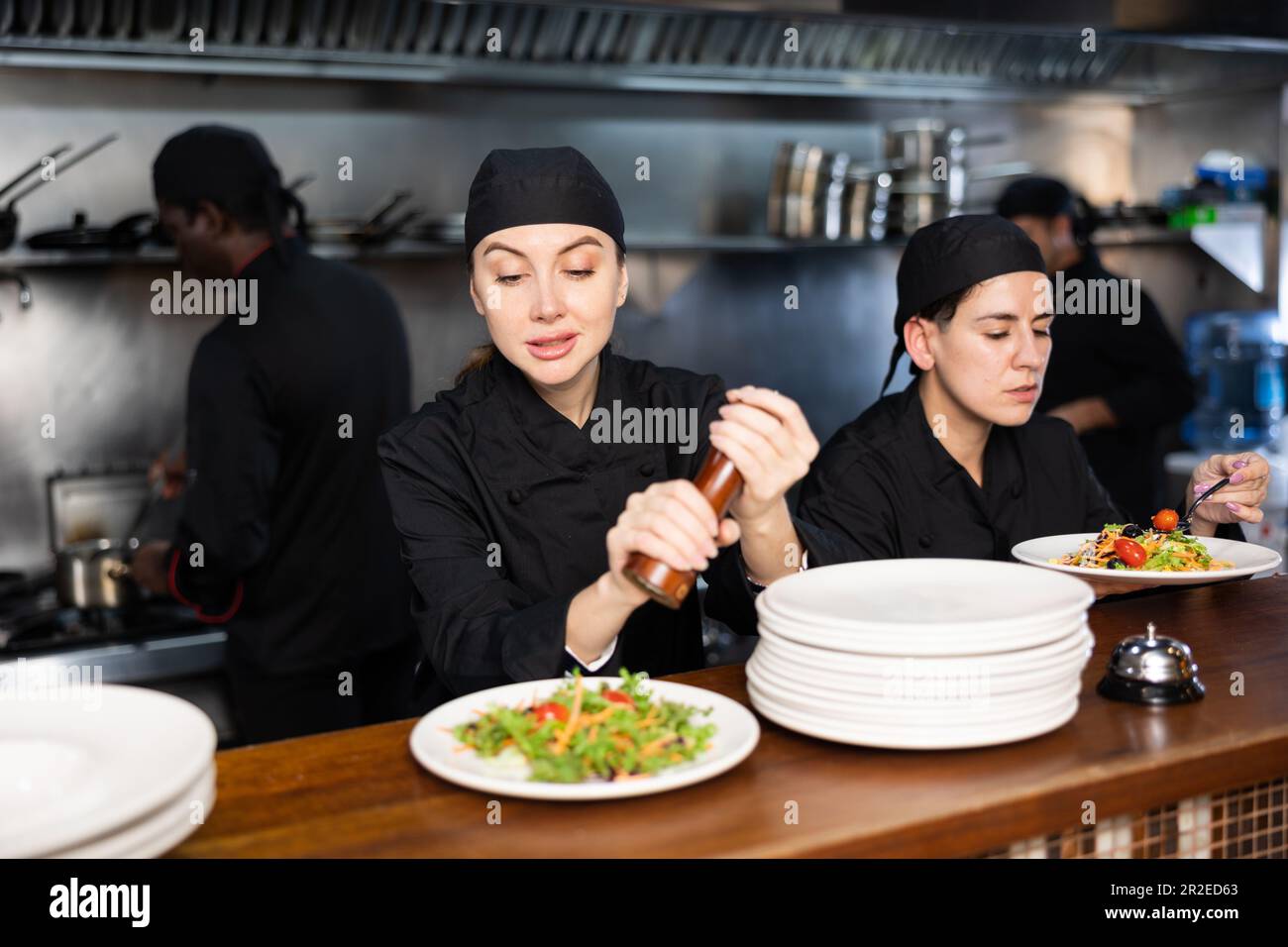 Chef seasoning dish black pepper hi-res stock photography and images ...