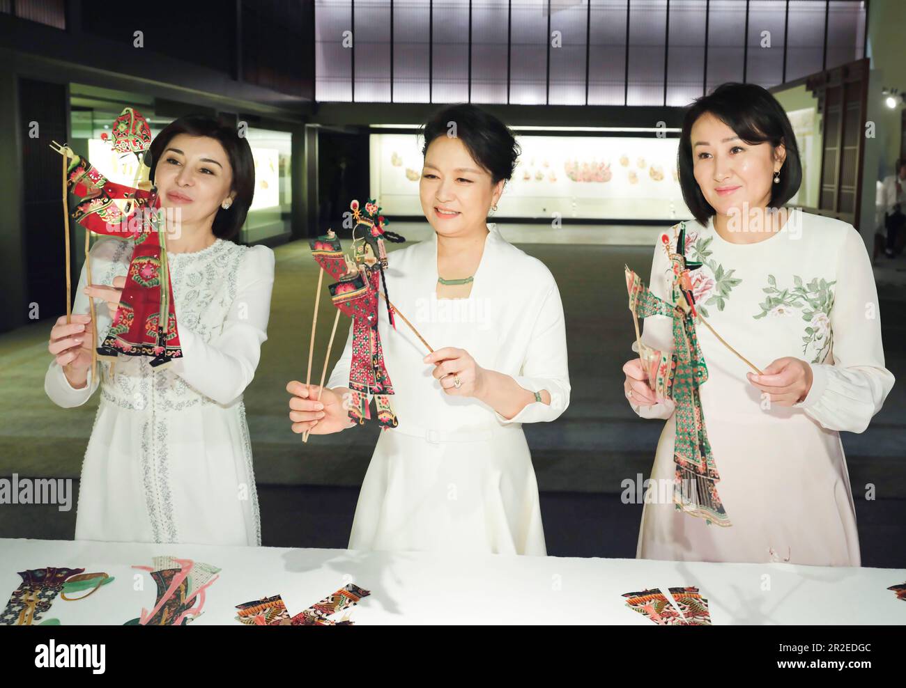 China shadow theater puppets hi-res stock photography and images - Alamy