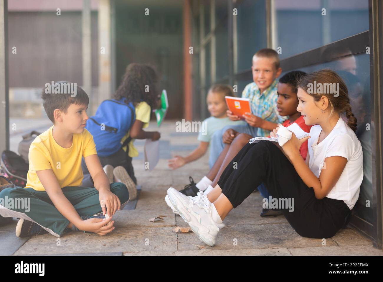 Group of primary schoolchildren talking outside Stock Photo - Alamy