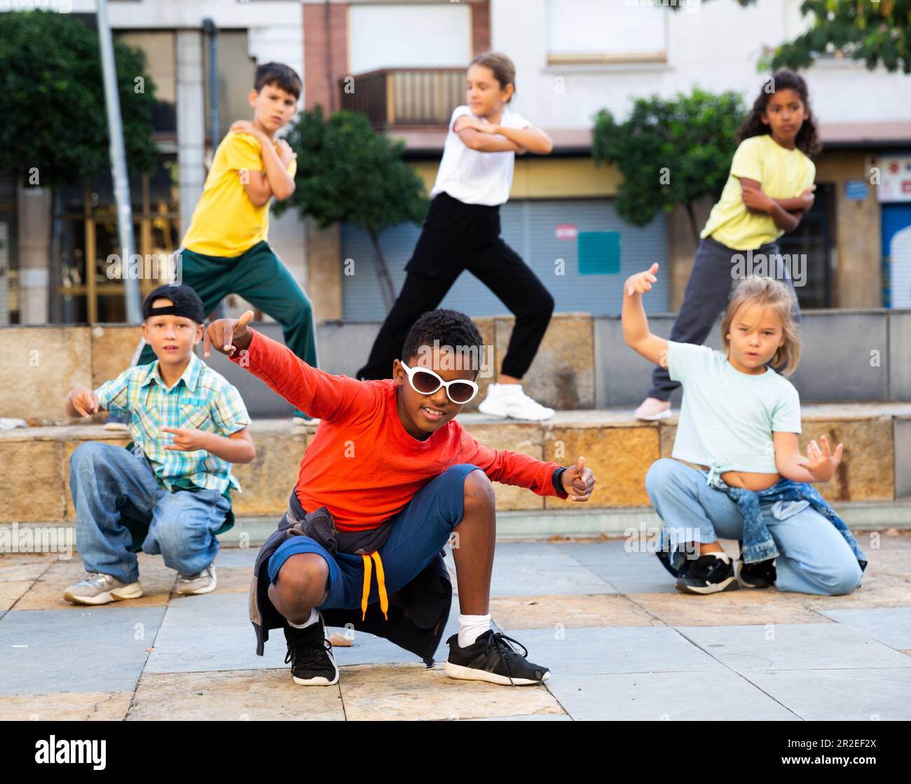 Kids training hip hop on city street Stock Photo - Alamy