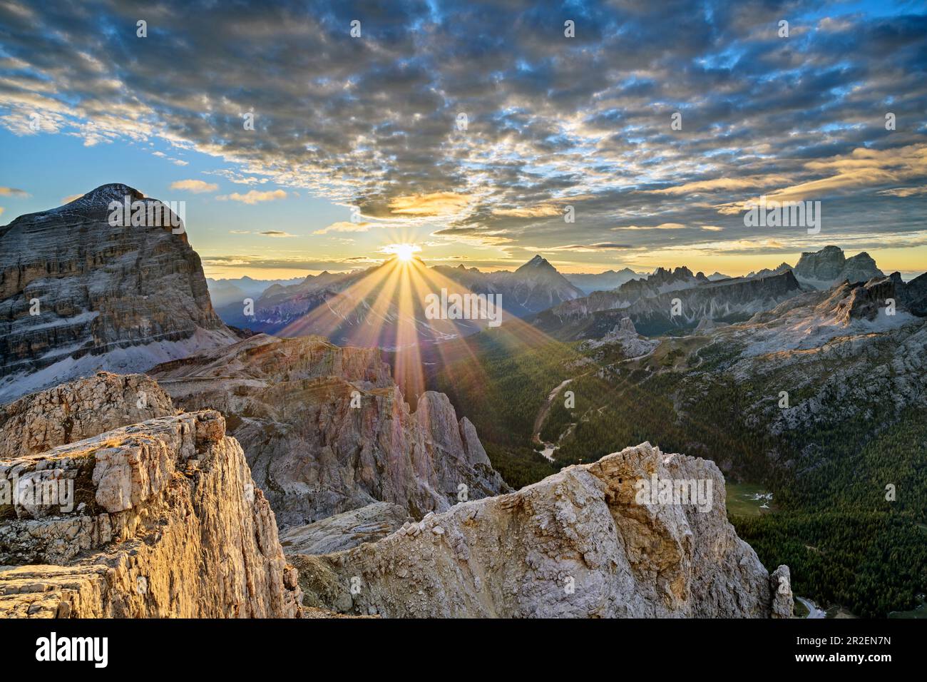 Sunrise over Tofana, Antelao, Croda da Lago and Monte Pelmo, Dolomites ...