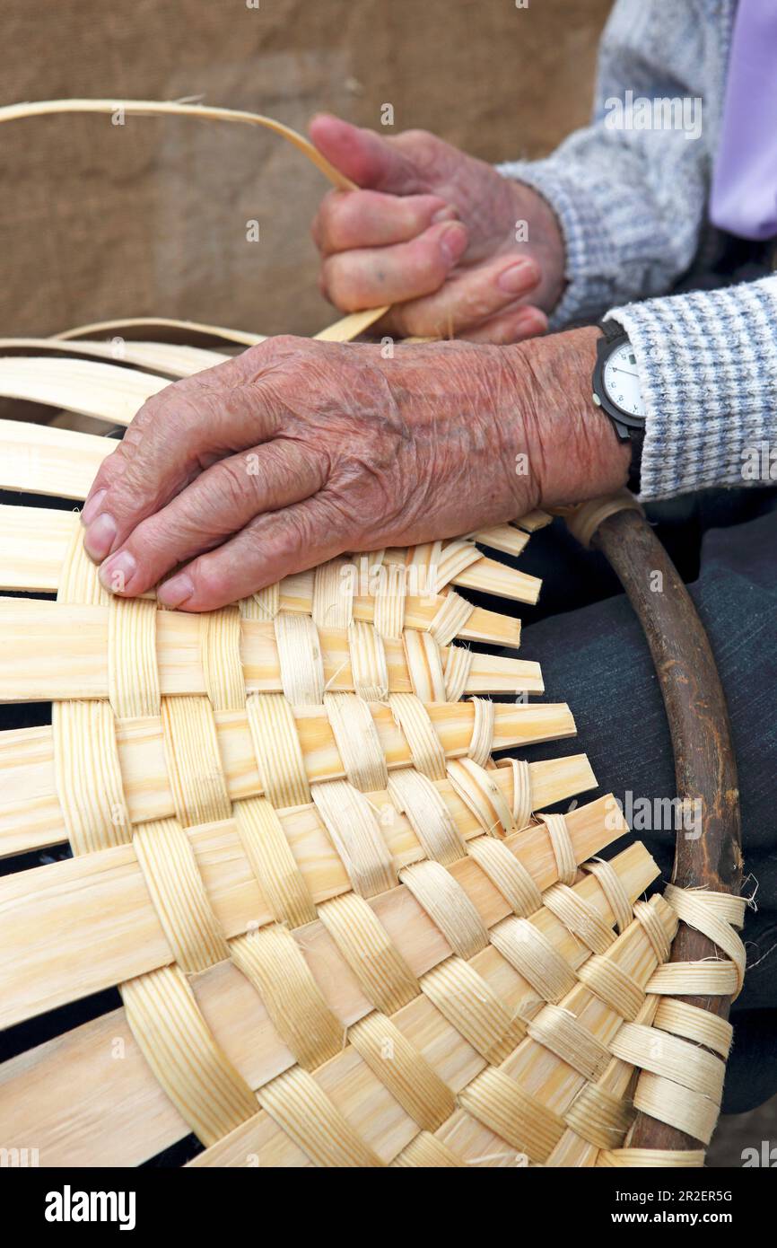 Weaving baskets hi-res stock photography and images - Alamy