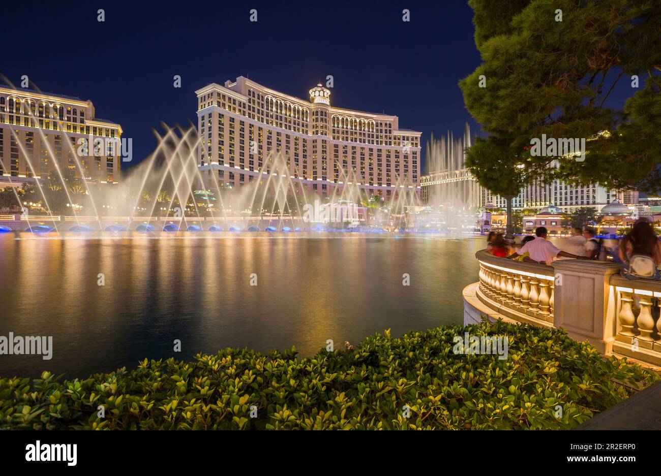 Fountain and lake of bellagio hotel in las vegas hi-res stock ...